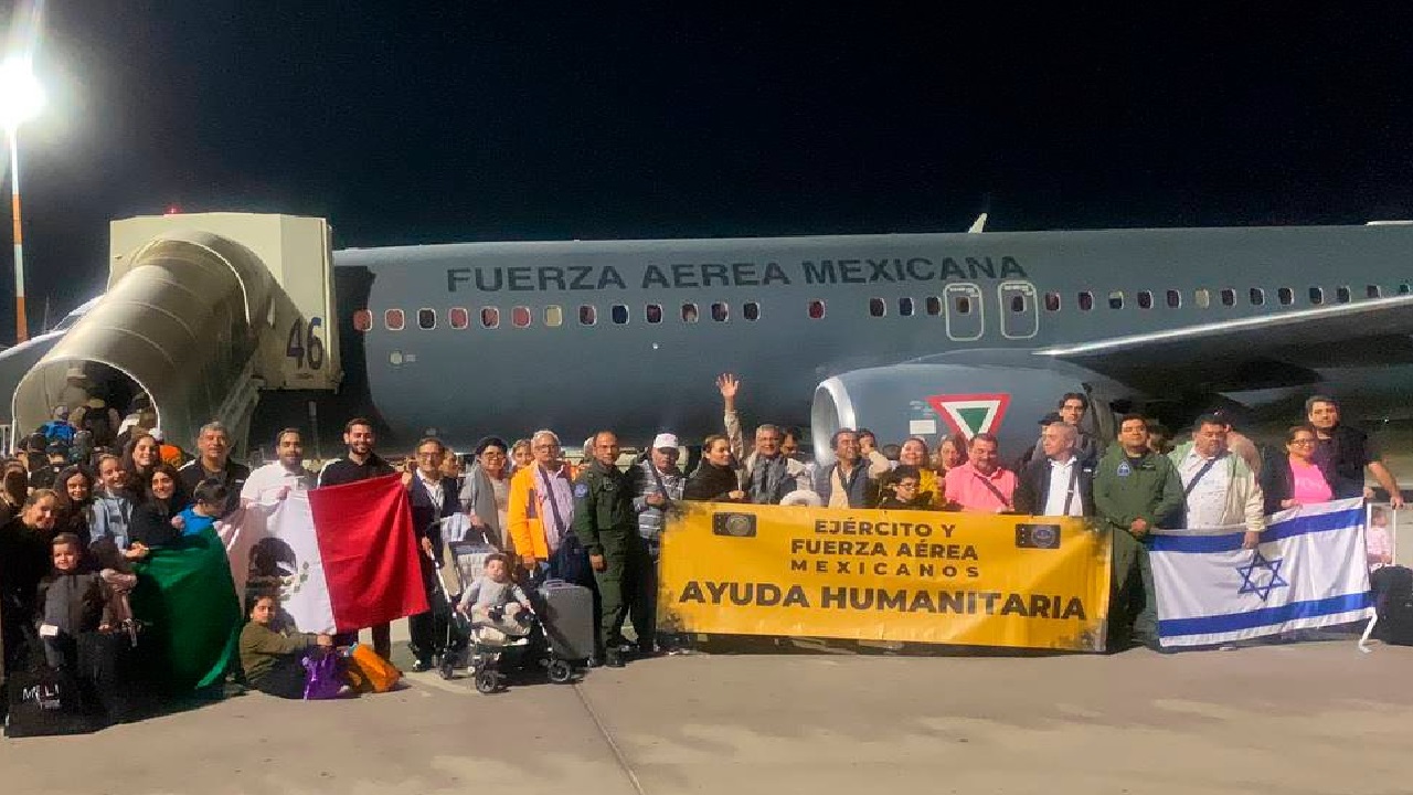 Llega primer avión con mexicanos al AIFA | La Octava